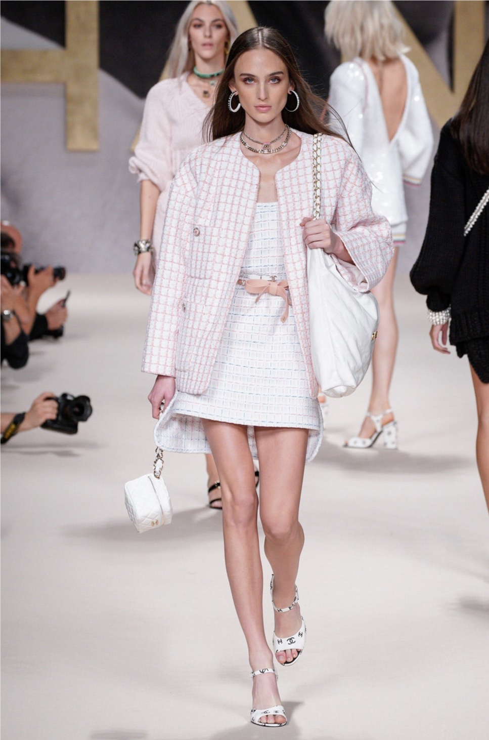 CHANEL SS22將巴黎大皇宮重現90年代時裝展場景！ – BeautyExchange