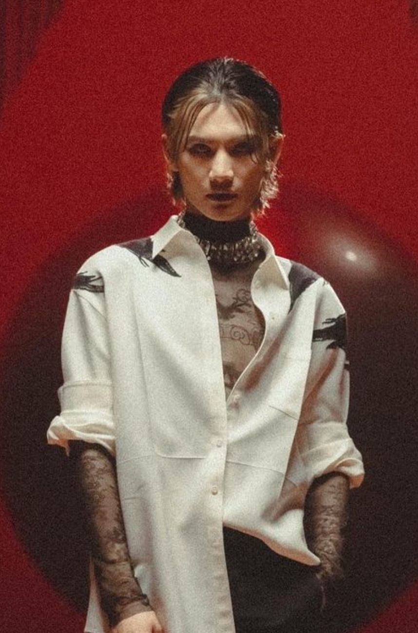 Jeremy 《半》MV血腥魅惑造型延續花美男風，回顧可愛與邪氣並重的造型，秘訣在於這細節？ – BeautyExchange