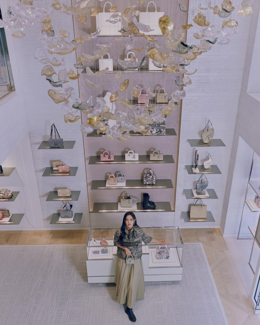 Dior淡雅白色尖沙咀全新旗艦店：林嘉欣、林愷鈴、張家朗等眾星示範絕美打卡位！ – BeautyExchange