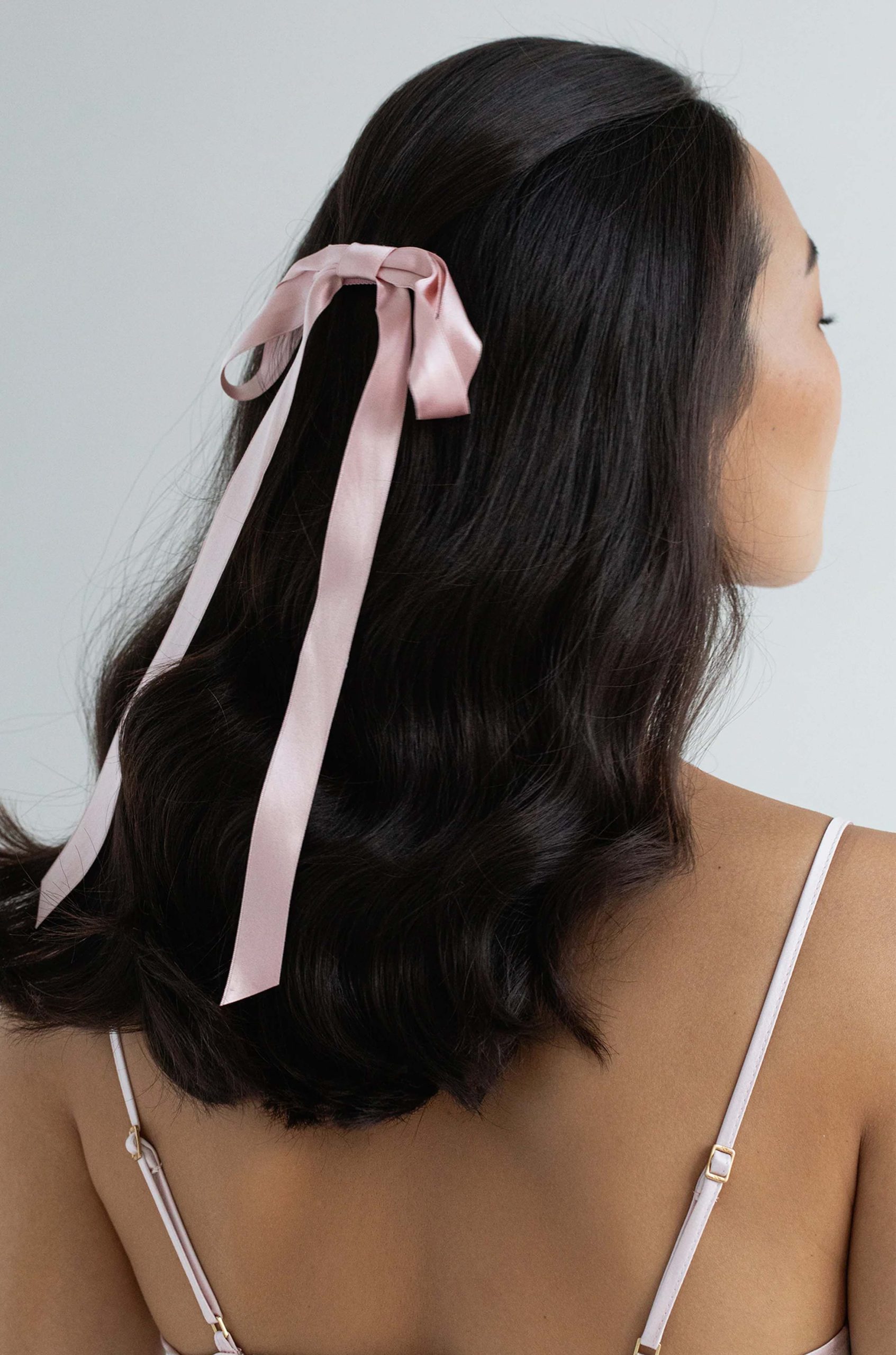 融合浪漫與優雅：情人節戴上Prada、JENNIFER BEHR緞帶髮飾，以大勢Balletcore編髮赴約 – BeautyExchange