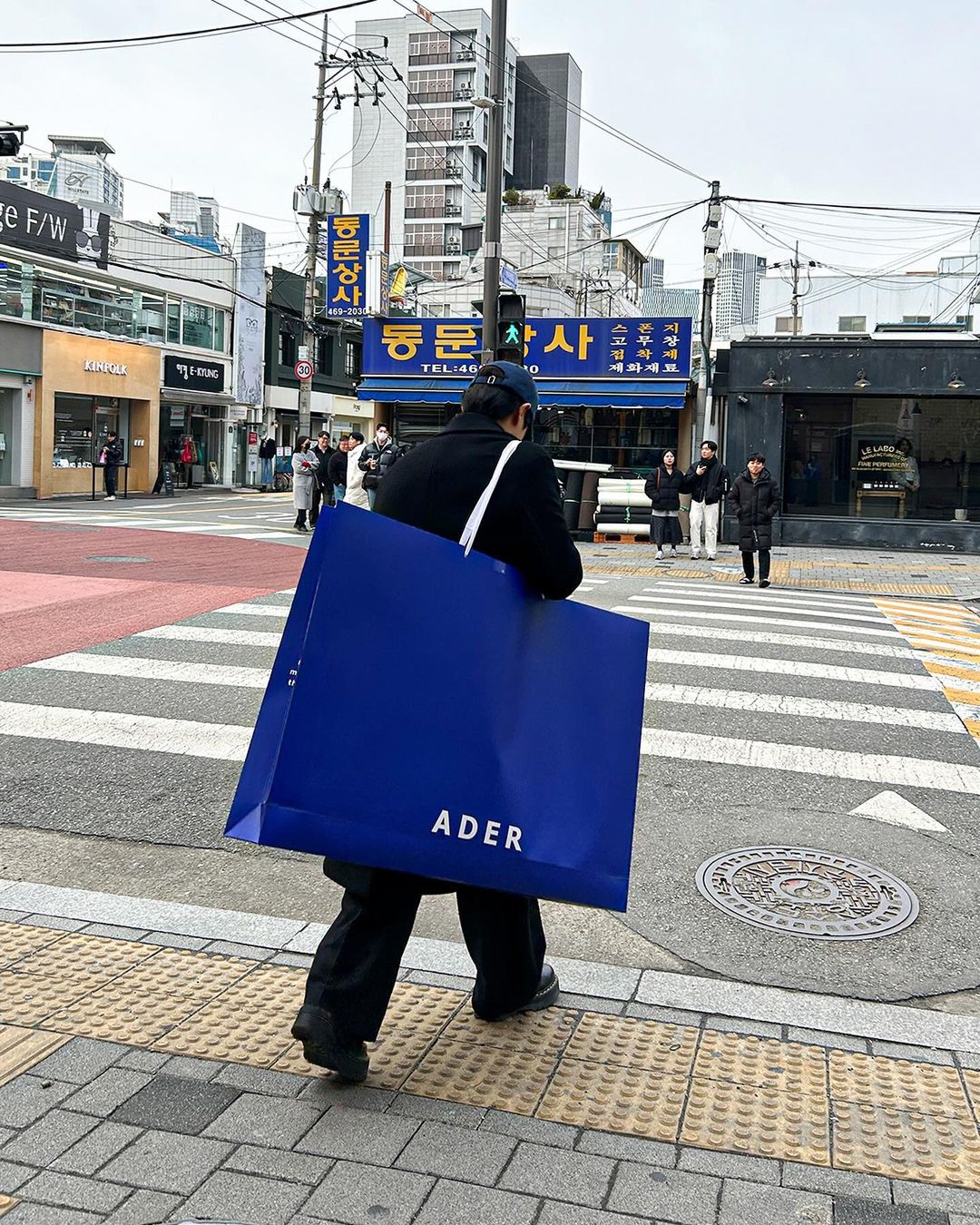 在街上拿著超巨型的購物袋會引起你注意嗎？韓牌 Ader Error 的新營銷手法引起巨大迴響！ – BeautyExchange