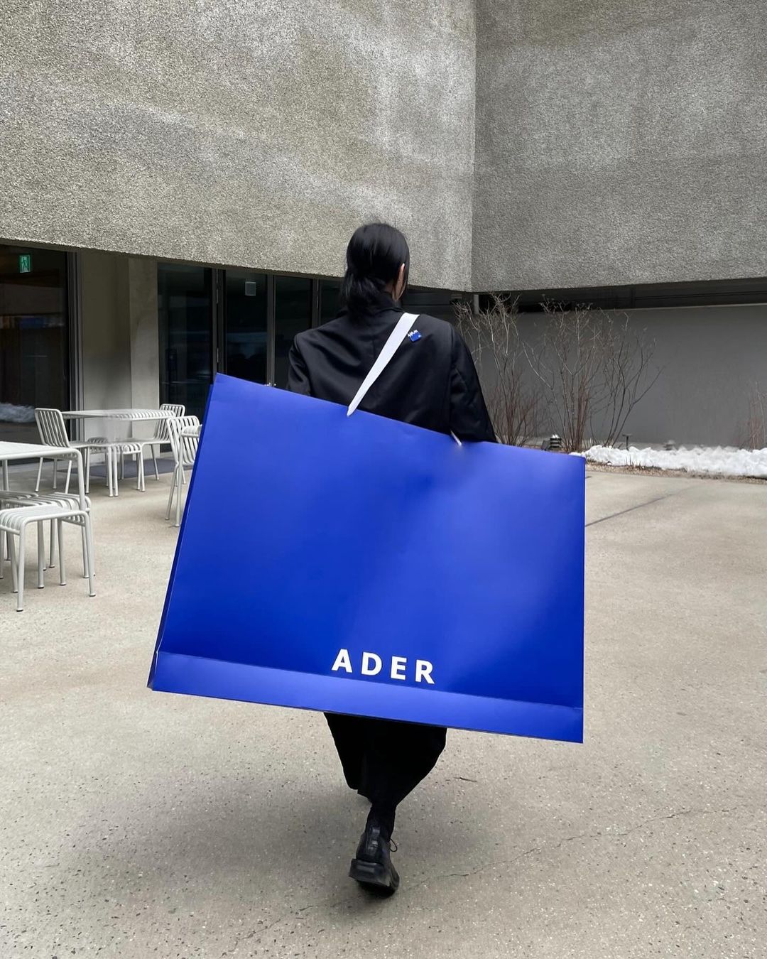 在街上拿著超巨型的購物袋會引起你注意嗎？韓牌 Ader Error 的新營銷手法引起巨大迴響！ – BeautyExchange