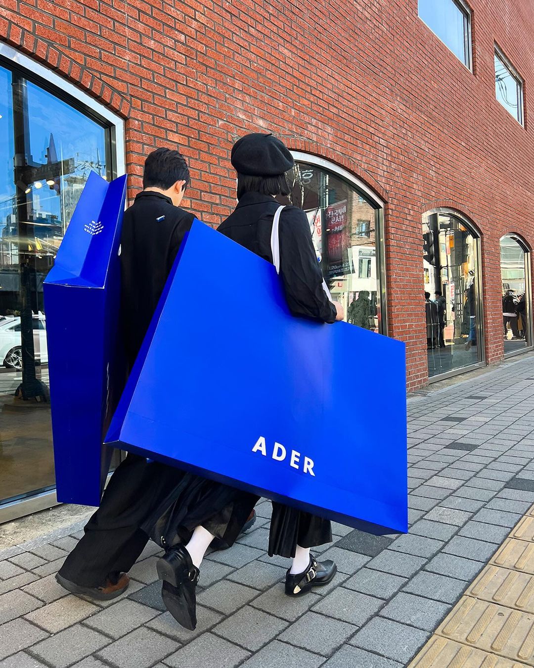 在街上拿著超巨型的購物袋會引起你注意嗎？韓牌 Ader Error 的新營銷手法引起巨大迴響！ – BeautyExchange