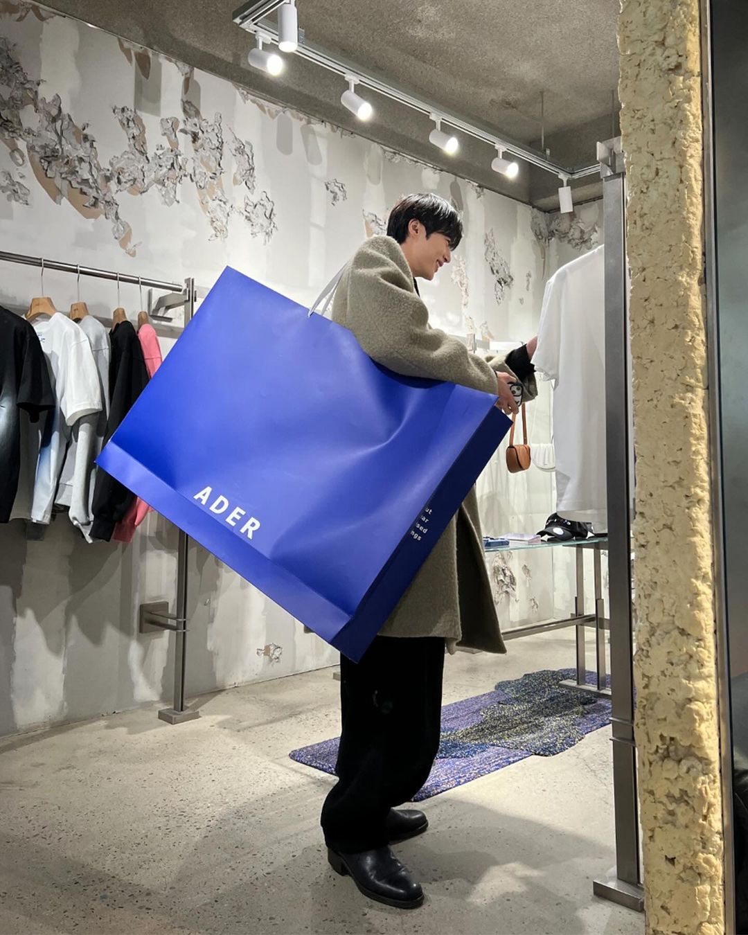 在街上拿著超巨型的購物袋會引起你注意嗎？韓牌 Ader Error 的新營銷手法引起巨大迴響！ – BeautyExchange