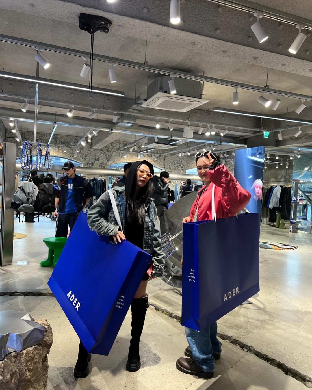 在街上拿著超巨型的購物袋會引起你注意嗎？韓牌 Ader Error 的新營銷手法引起巨大迴響！ – BeautyExchange