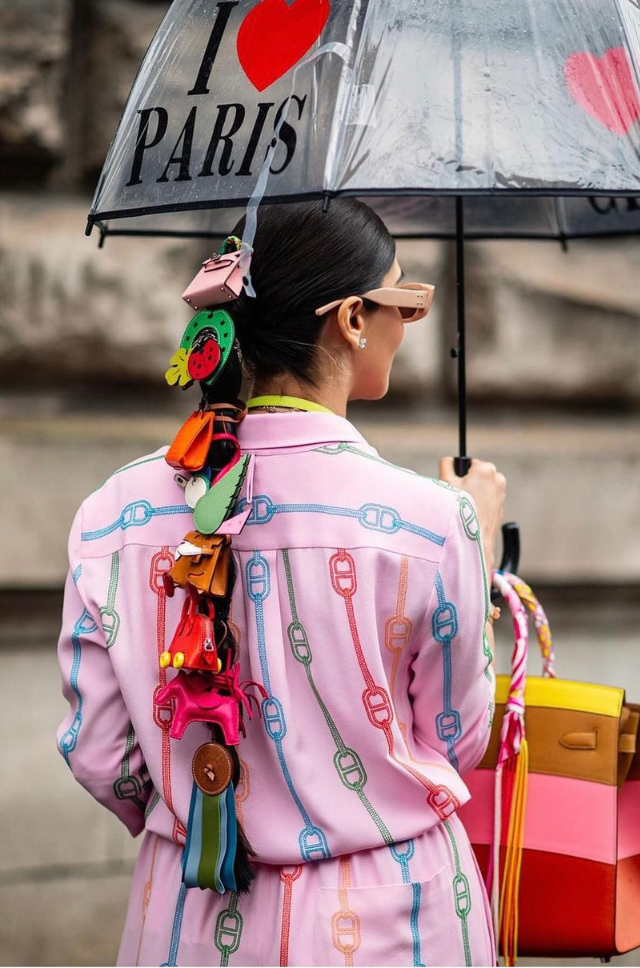 把各種 Hermès 配件變成髮飾？Hermès 時裝秀外這兩位女生的造型極受注目！ – BeautyExchange
