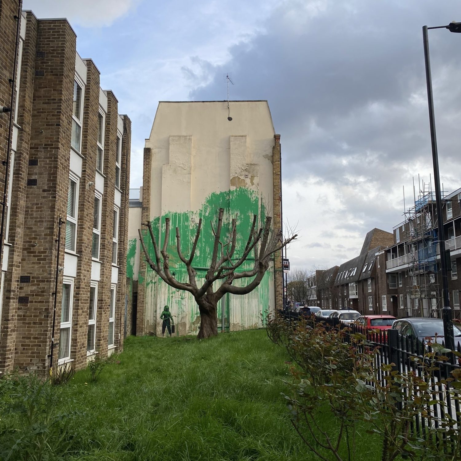 BANKSY 新作出現在倫敦公園，透過此作品，你看到「大自然在掙扎」嗎？ – BeautyExchange