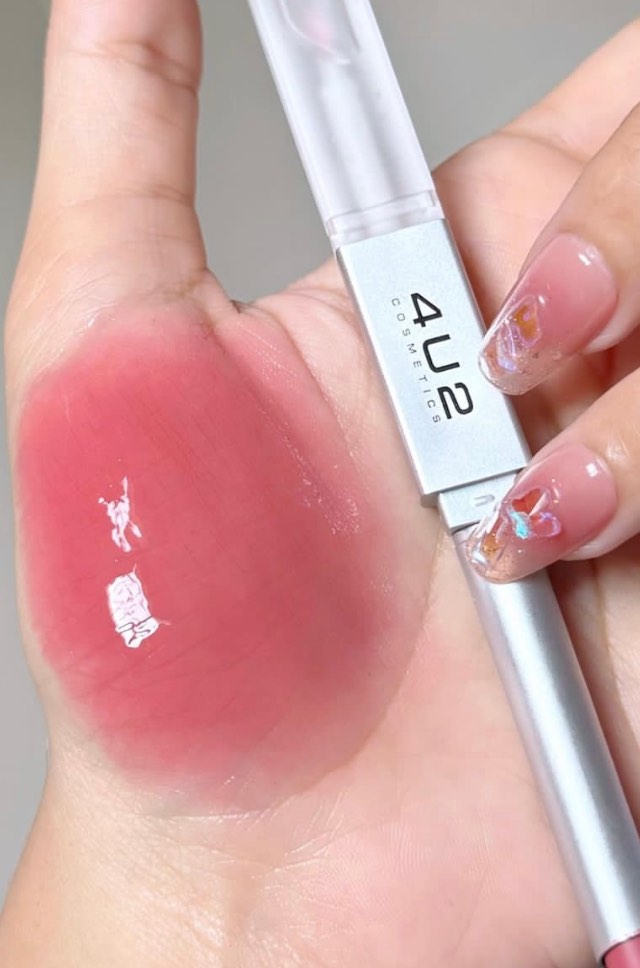 泰國4U2雙頭唇釉被指是專櫃品牌平替版！約$40打造嫩唇效果被瘋狂搶至斷貨 – BeautyExchange