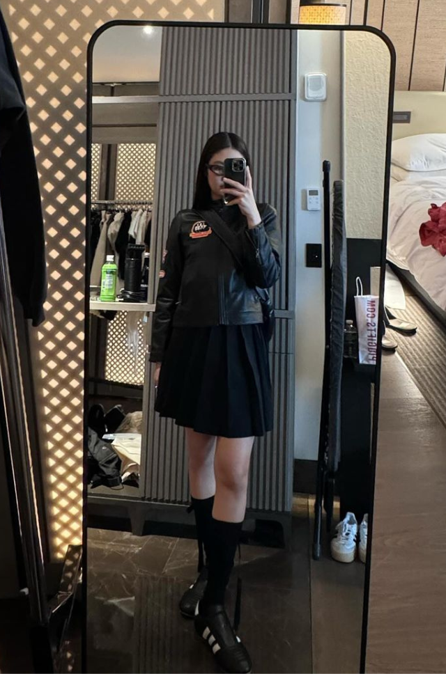 Jennie 腳上這雙鞋將掀起新風潮？她所穿著的平底鞋並不是Samba，而是另一款 Adidas 經典運動鞋！ – BeautyExchange