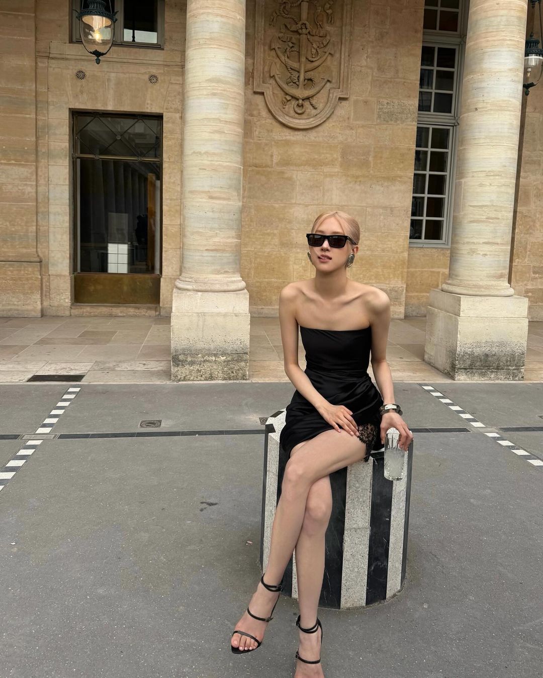 既是霸道總裁，亦是性感撩人的女神：ROSÉ 這次在巴黎的衣著造型太讓人著迷！ – BeautyExchange