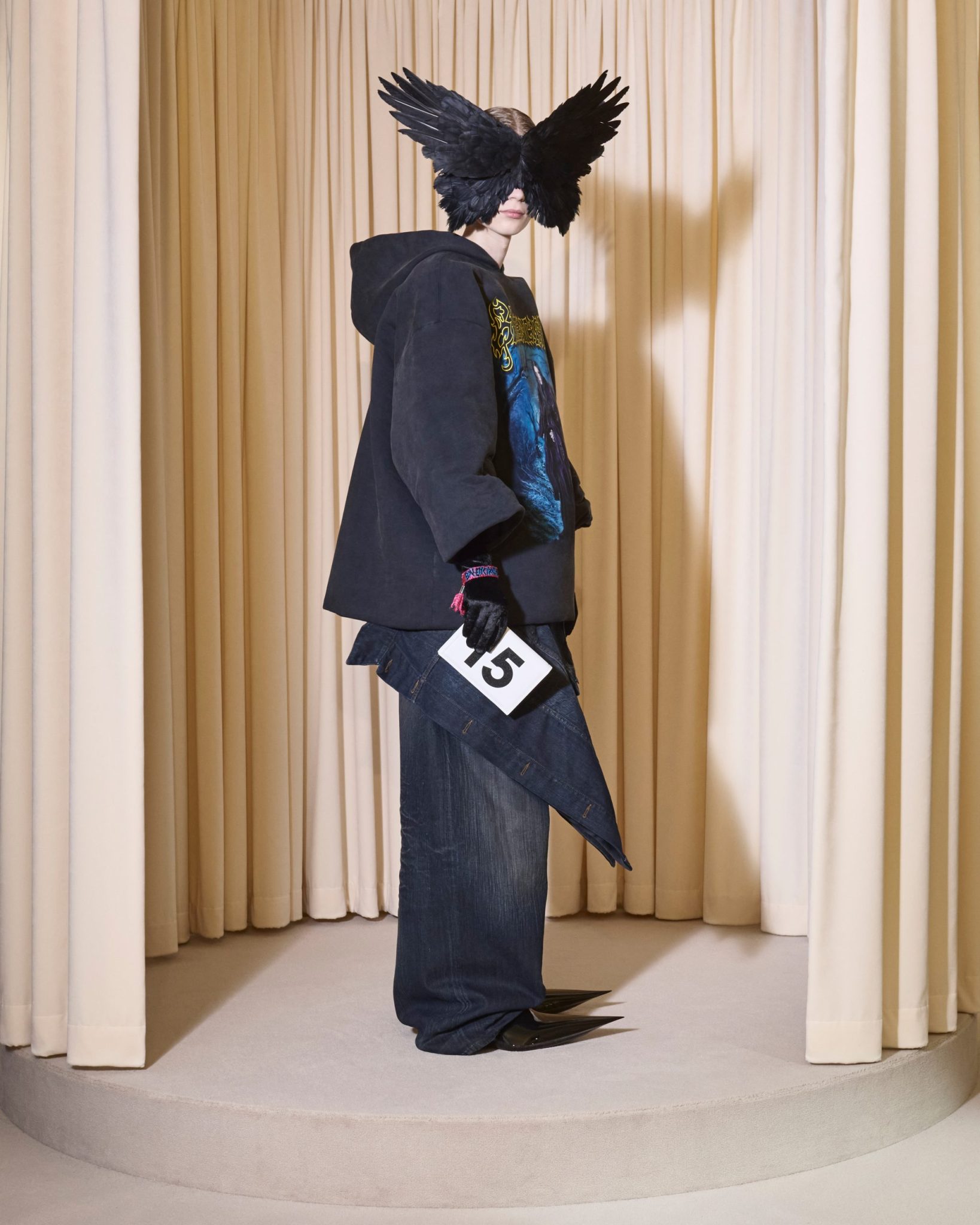 原來二手演唱會手帶這麼值錢? Balenciaga 推出價值 $38000 港元 的 “Raver Used Bracelet ...