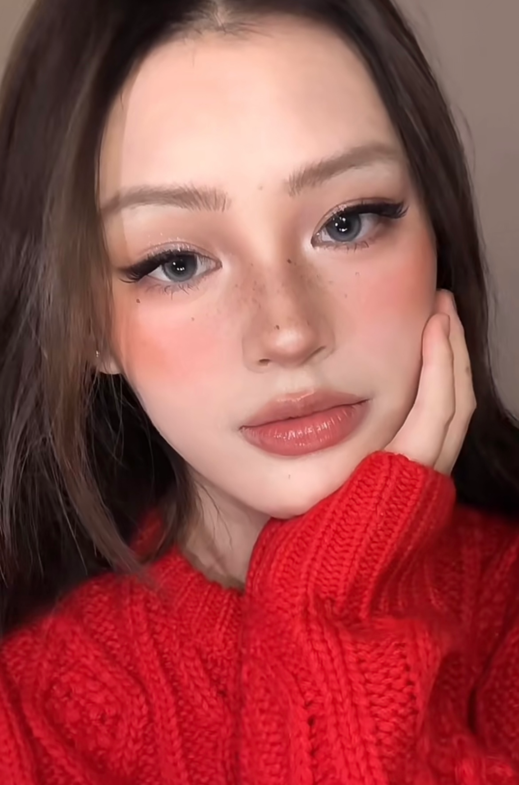 簡單聖誕混血感妝容提案！重點在於閃粉＋胭脂打造氛圍感 – BeautyExchange