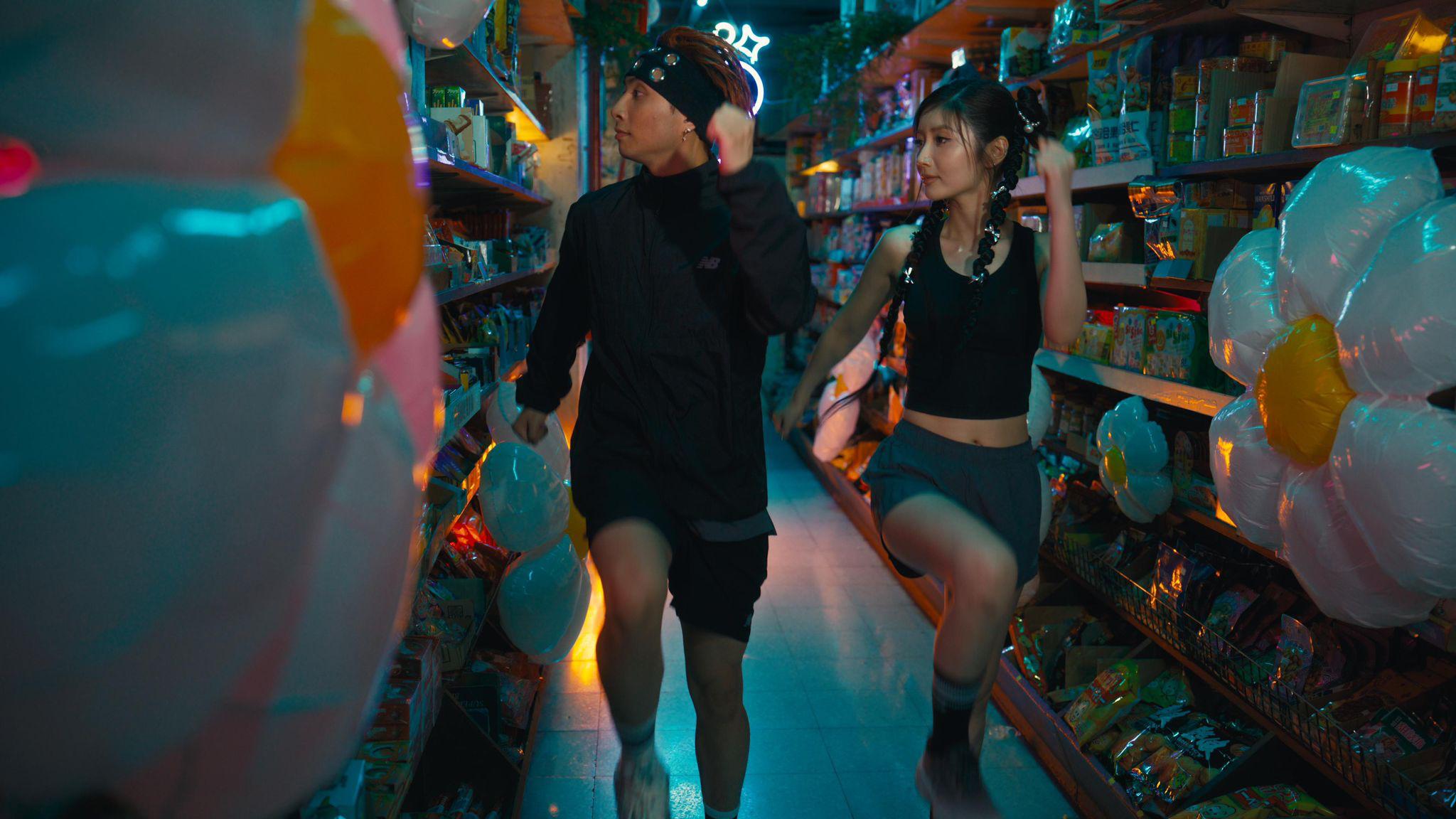 Jessica波鞋品牌廣告甜辣造型超驚艷！與人氣rapper片場互動默契十足 – BeautyExchange